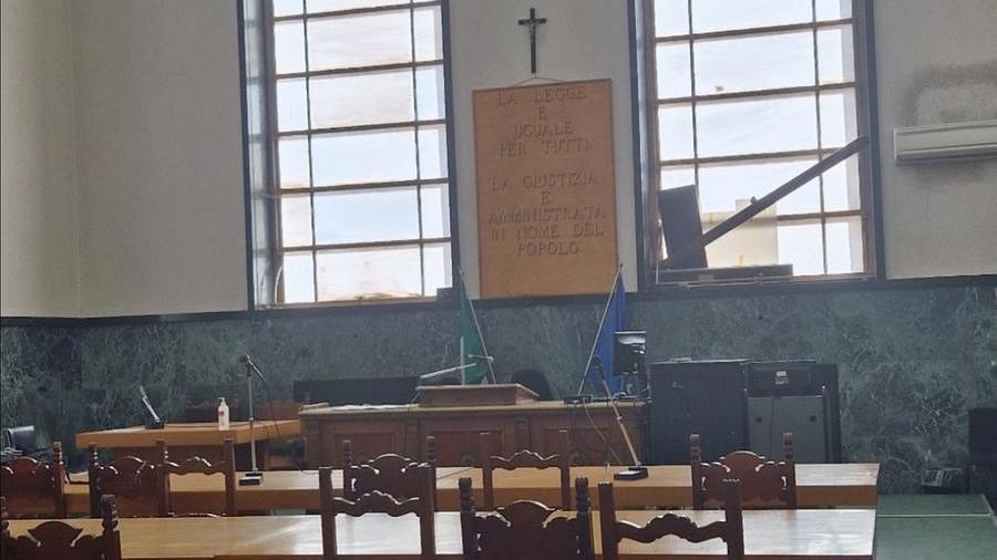 Si cala dal tetto e con un’ascia minaccia di morte lo zio 91enne ... Si cala dal tetto e con un’ascia minaccia di morte lo zio 91enne ...